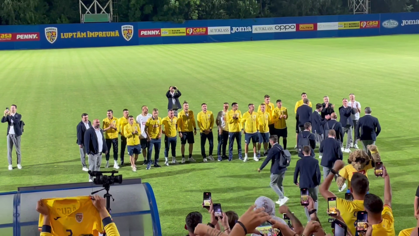 Tricolorii, întâmpinați după miezul nopții la Centrul de Fotbal ...