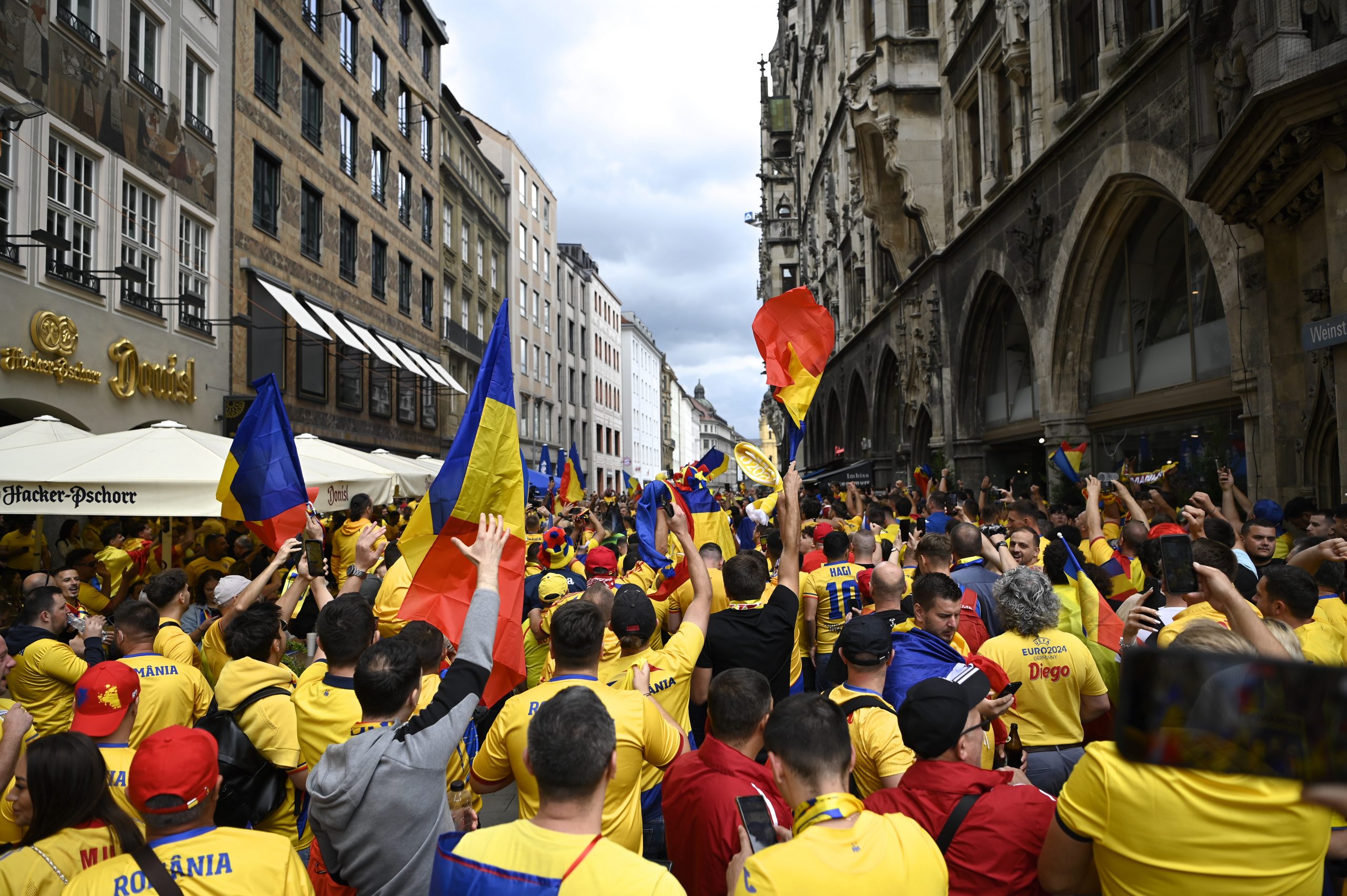 Românii din Amsterdam și-au comandat steaguri și tricouri din țară ...