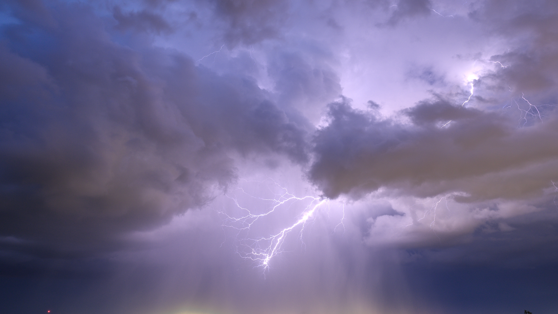 ANM: Cod roșu de ploi, însoțite de vijelii și grindină, miercuri seară ...