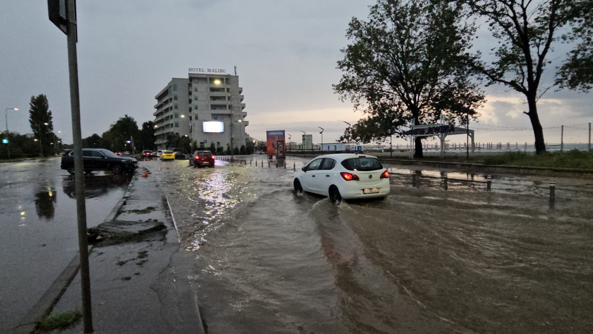 Ploile au făcut prăpăd în sudul litoralului azi noapte. Străzi inundate ...