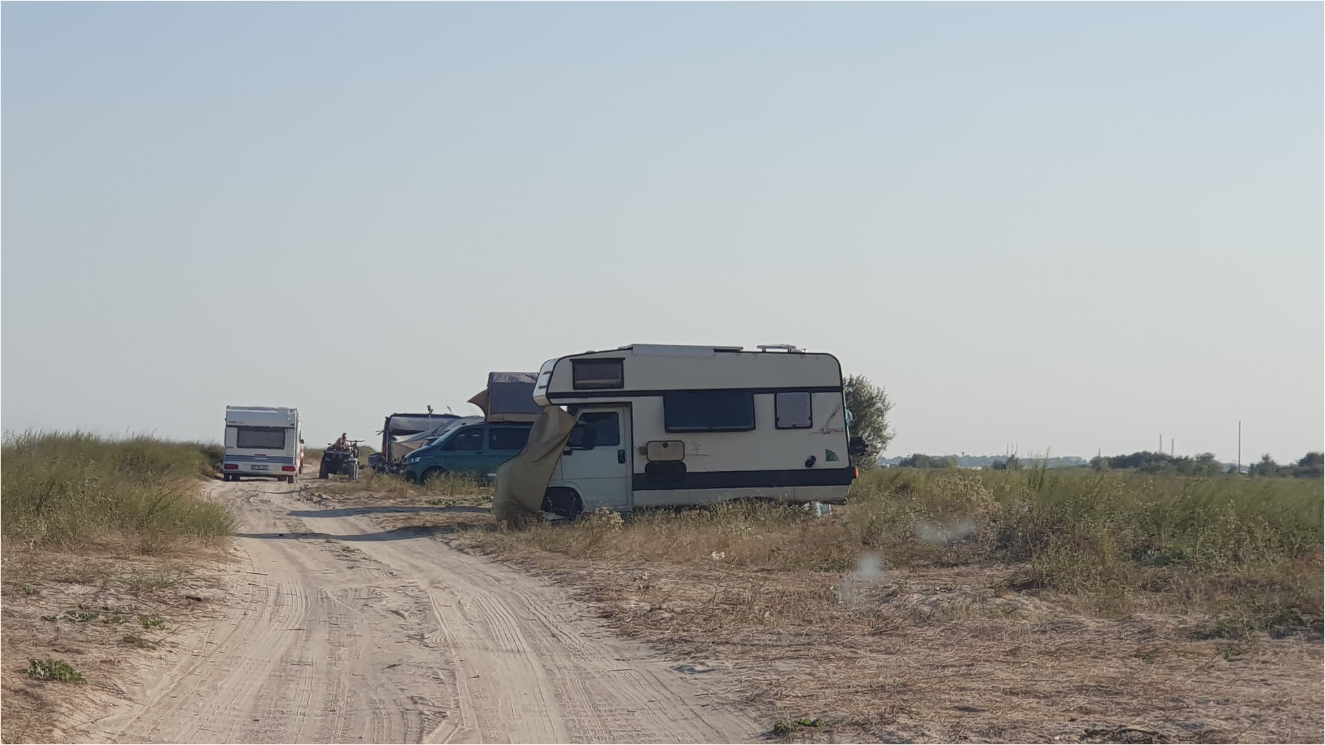Îmbăierea în zona plajelor sălbatice Vadu și Corbu prezintă pericol ...