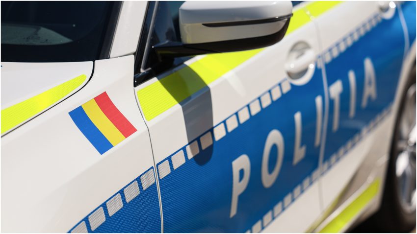 Sibiu: Doi polițiști au ajuns la spital după ce au intrat cu mașina de serviciu într-un cap de ...