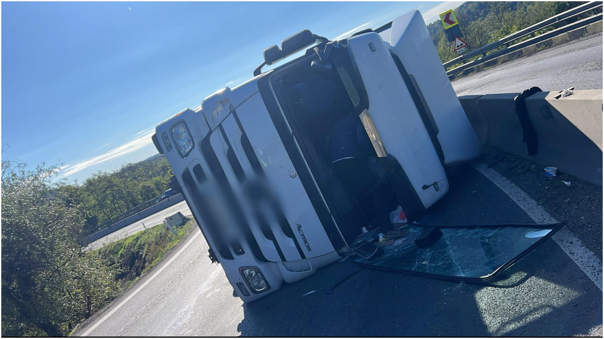 Vâlcea: Accident rutier pe DN 7. Un tir încărcat cu cenușă s-a ...