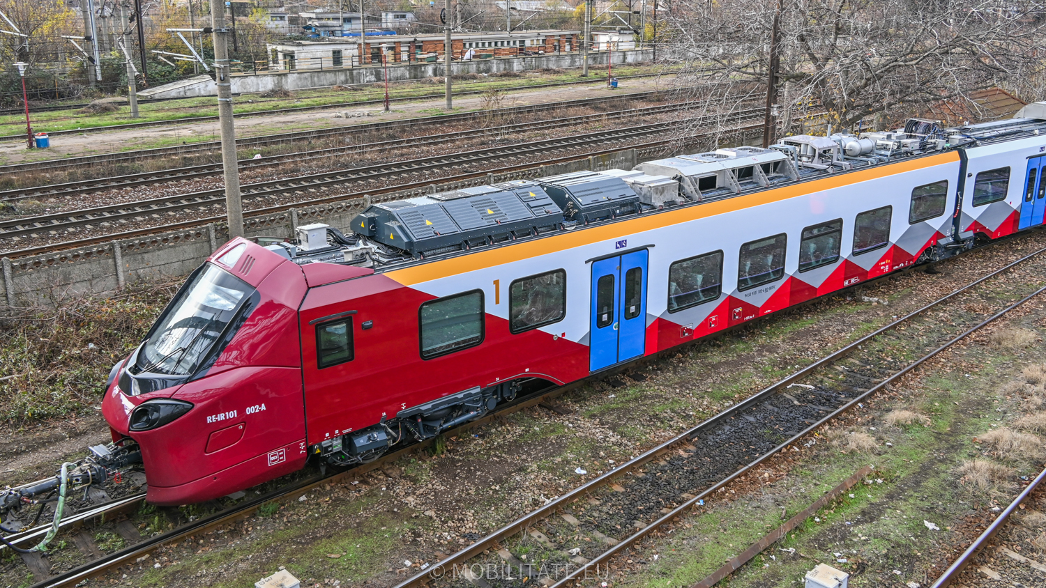 Primul tren electric cumpărat de România în ultimii 20 de ani a intrat ...