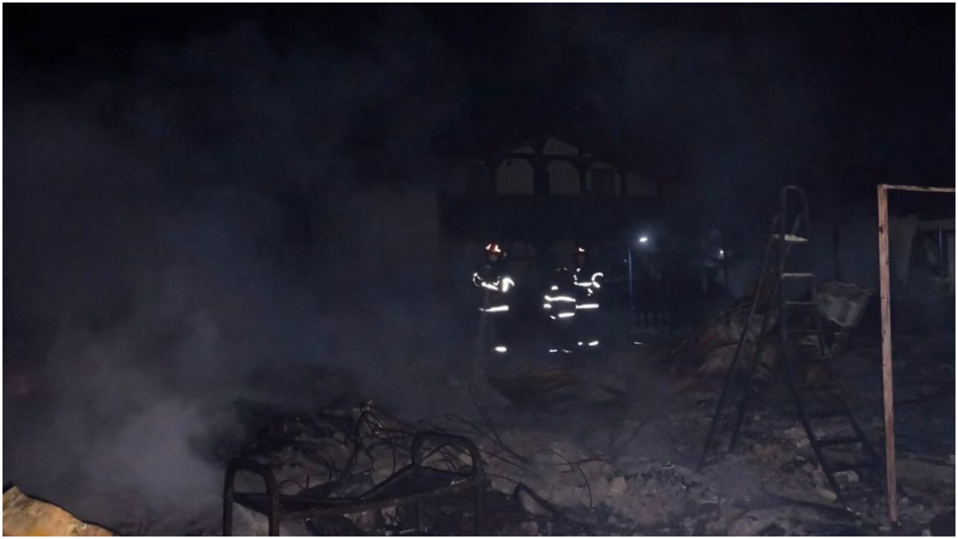 Incendiu puternic, joi noapte, la o pensiune din Delta Dunării. Doar 2 ...