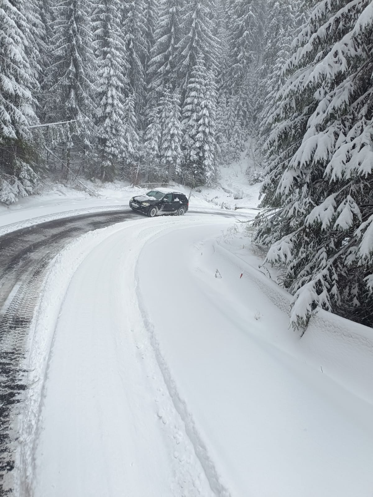 Carosabil acoperit cu zăpadă pe mai multe drumuri din ţară, anunță ...