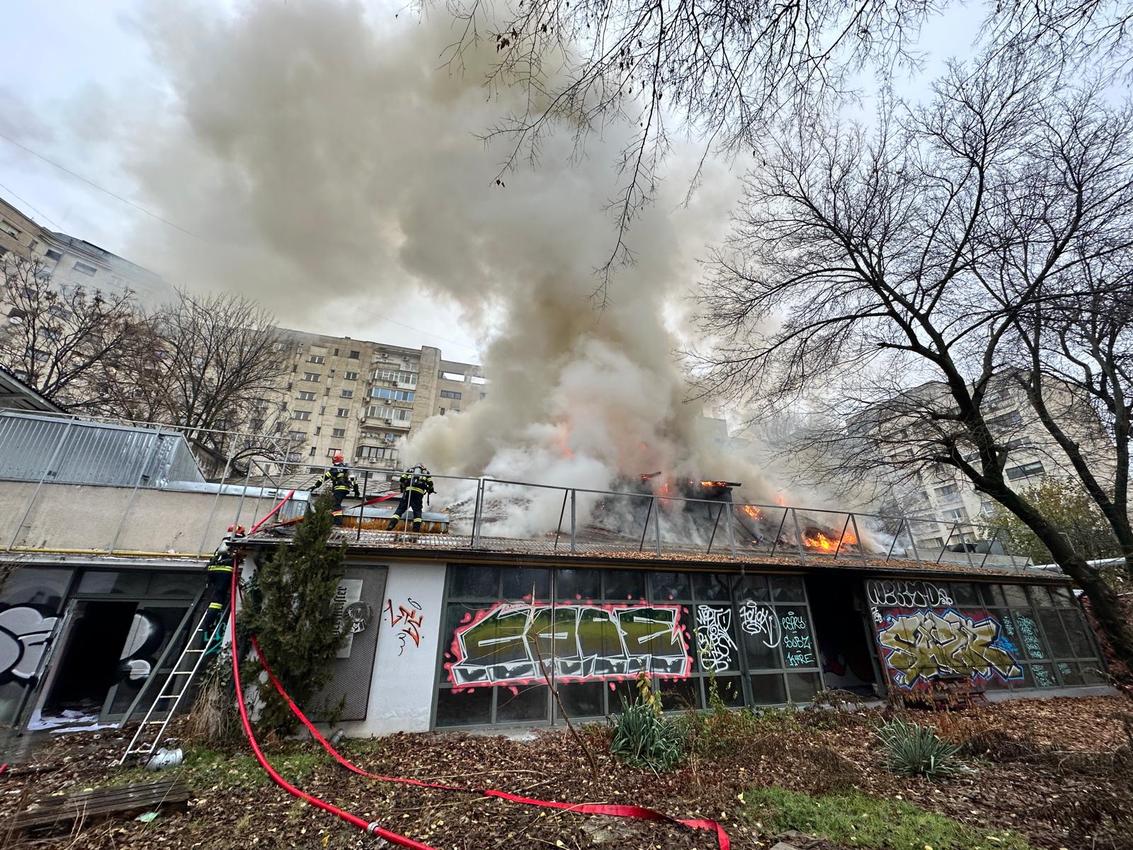 Incendiu pe Calea Victoriei, în București. Arde acoperișul unui ...