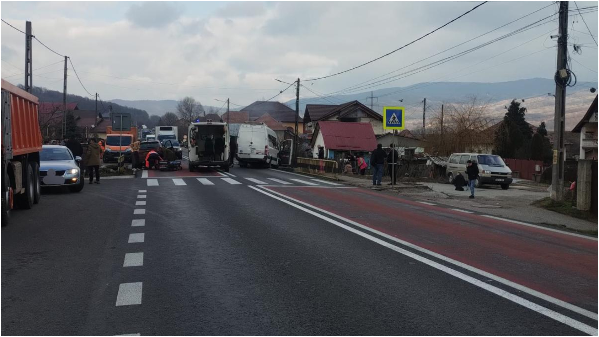 Vâlcea: Accident rutier pe DN 7, între un microbuz și o mașină. 5 ...