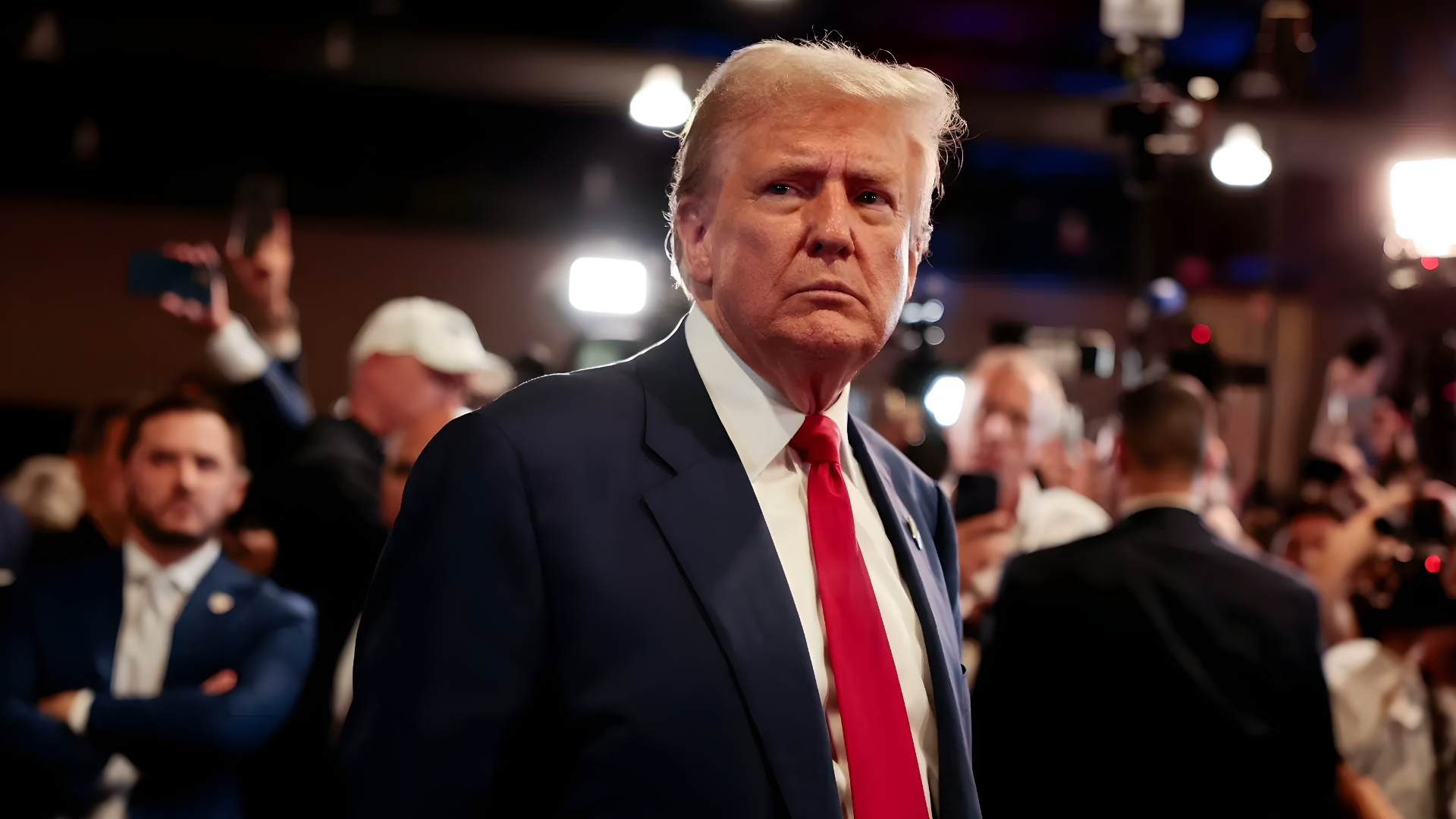 Reacția României la intenția lui Donald Trump de a trimite 100 de ...