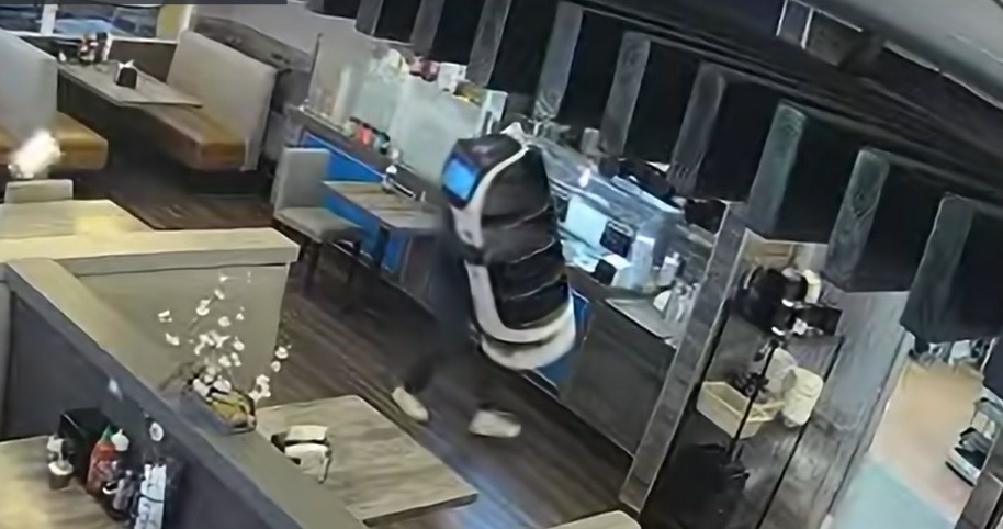 Deșteptarea: Un bărbat a încercat să fure dintr-un restaurant un robot ...