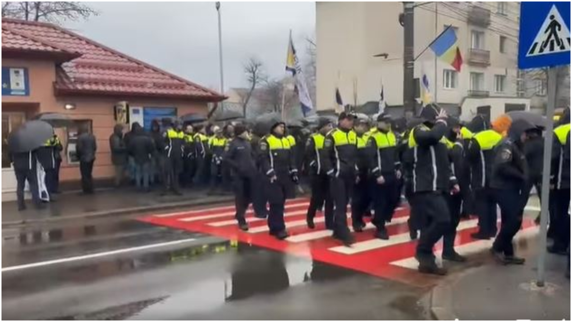 Polițiștii protestează în întreaga țară față de tăierile salariale ...