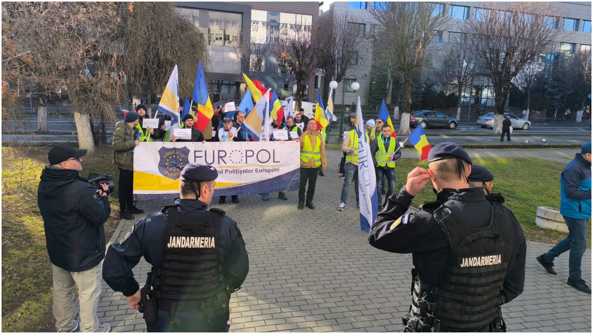 Vâlcea: Proteste ale polițiștilor în fața Prefecturii. Protestatarii ...