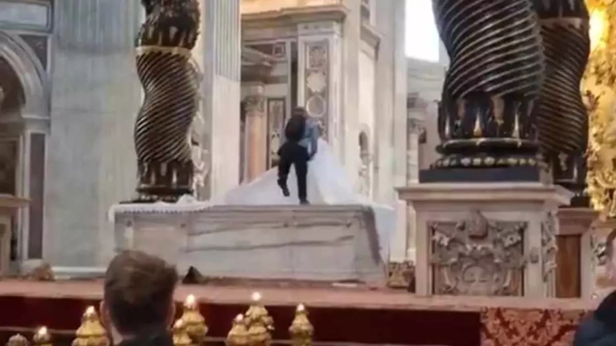 Acte de vandalism la Vatican. Un român s-a urcat pe altarul principal ...