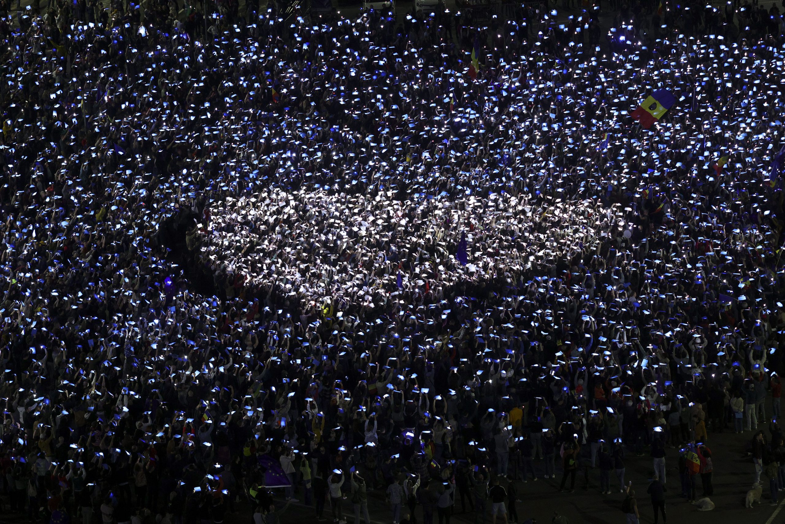 Peste 10.000 de oameni au participat la mitingul pro-european din Piața ... Peste 10.000 de oameni au participat la mitingul pro-european din Piața ...
