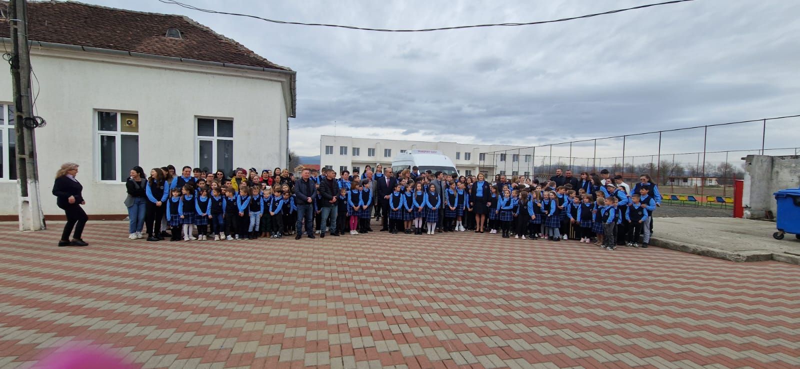 Deșteptarea: La o școală din Arad, elevii și profesorii poartă aceeași ...