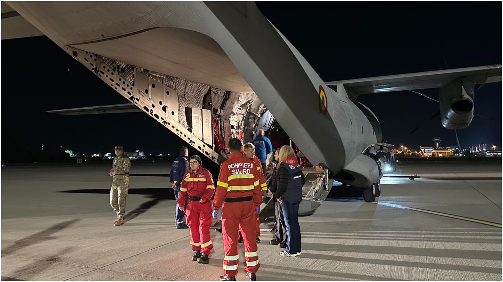 12 copii din Fâșia Gaza, aduși în România cu o aeronavă militară a ...