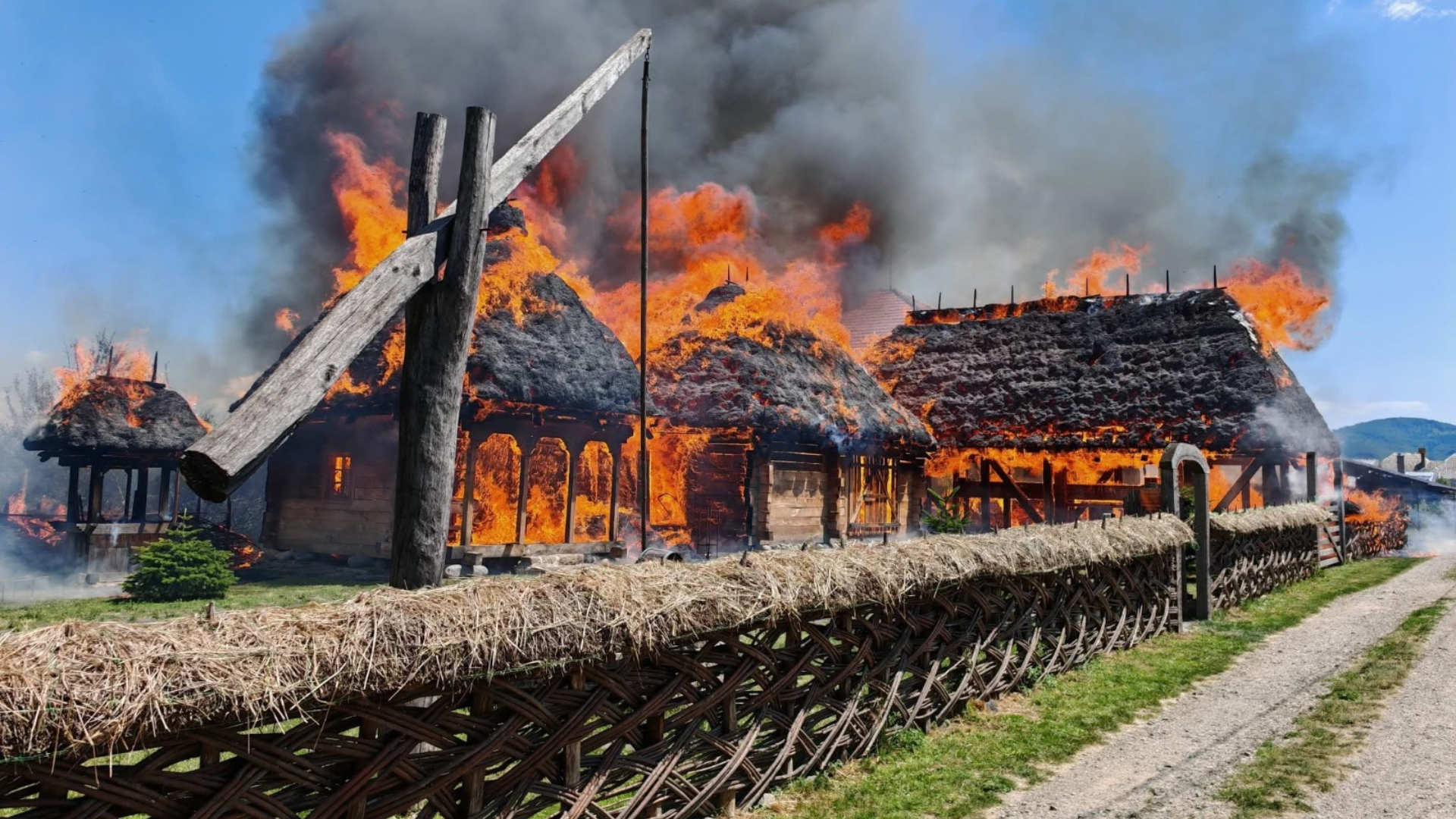 Sălaj: Școala și muzeul „Casa Lupuț” din comuna Cizer au ars în această ...