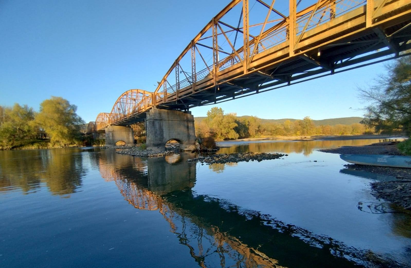 Arad: Podul istoric degradat de la Săvârşin, traversat în continuare de ...