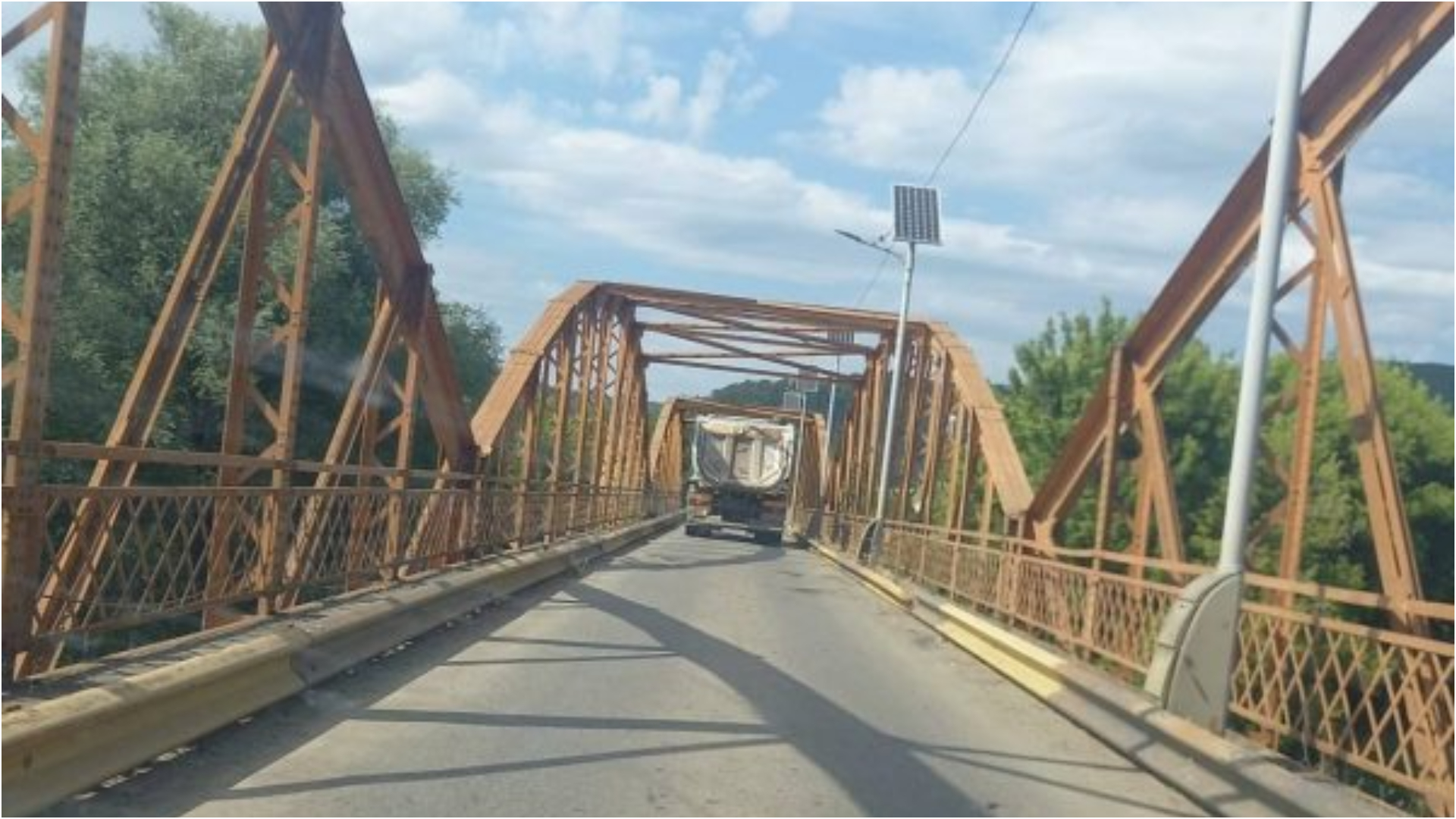 Arad: Podul istoric degradat de la Săvârşin, traversat în continuare de ...