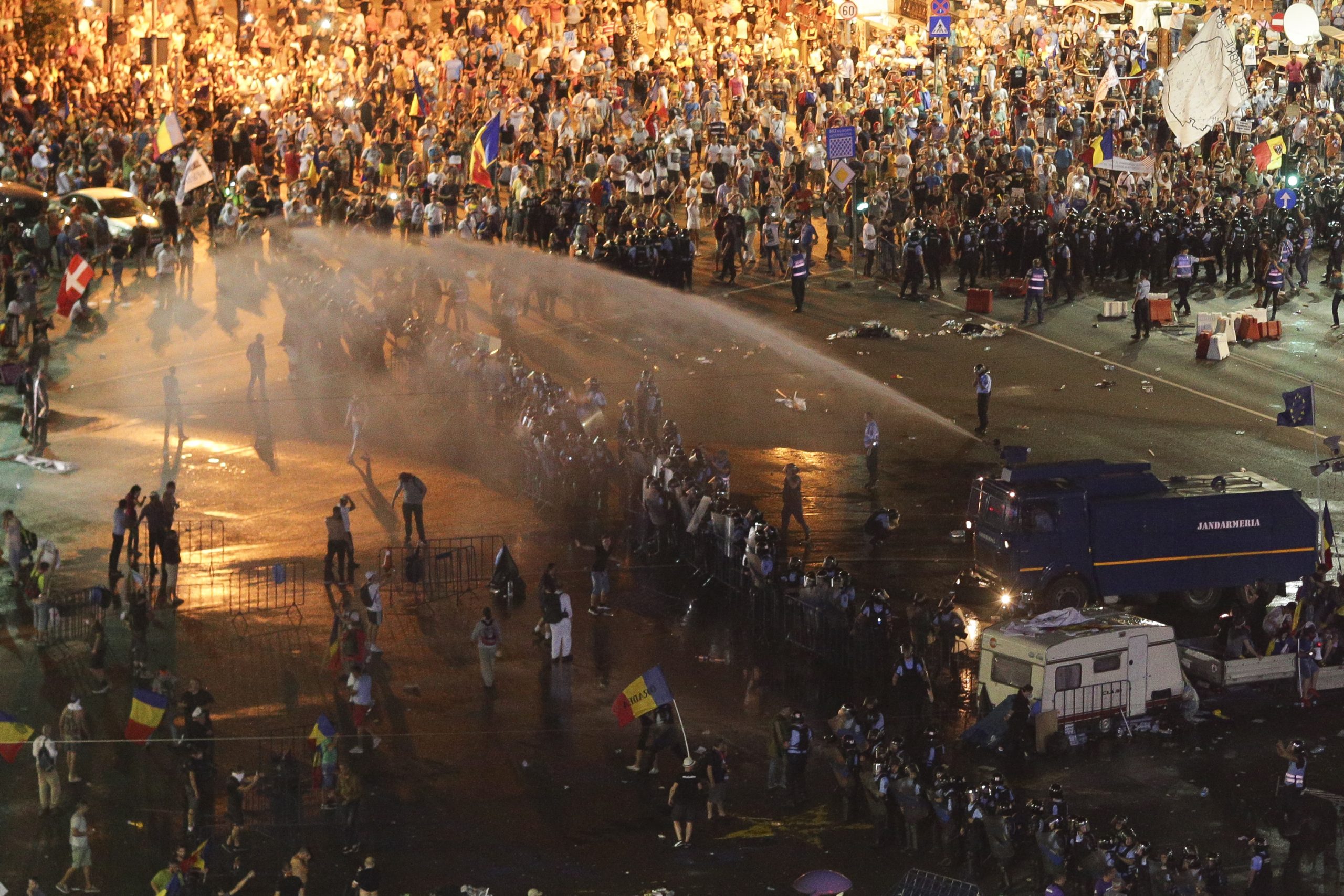 Protest în Piața Victoriei din București față de tergiversarea ...