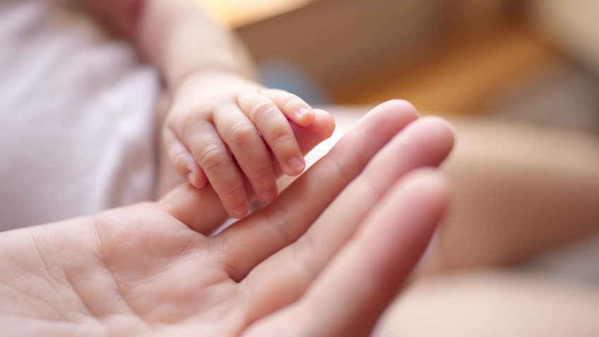 Români născuți în Italia 2025: aproape 10.000 de copii și topul numelor