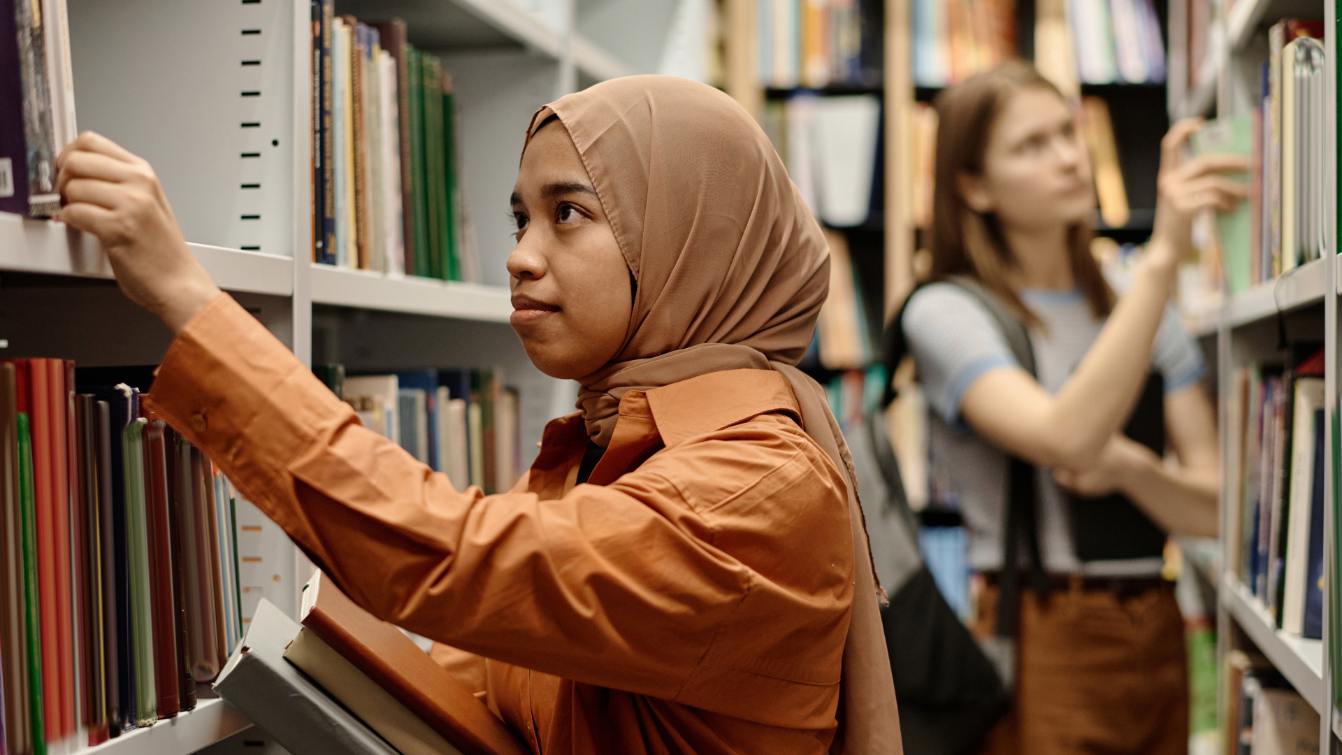 Austria interzice fetelor sub 14 ani să poarte vălul islamic la școală ...