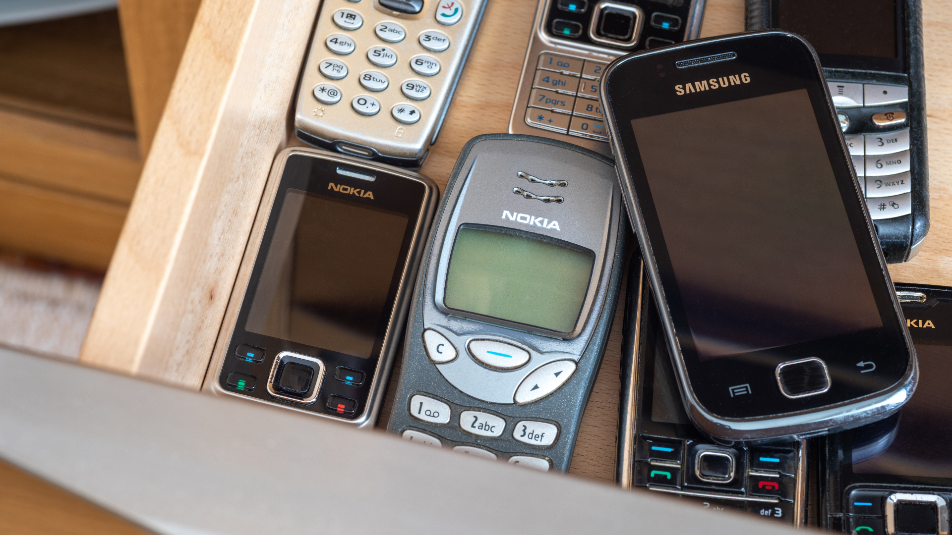 Aproape 90% dintre români au în casă telefoane mobile, încărcătoare și ...