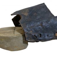Cei mai vechi papuci de baie din lume, descoperiți de arheologi într-un ...