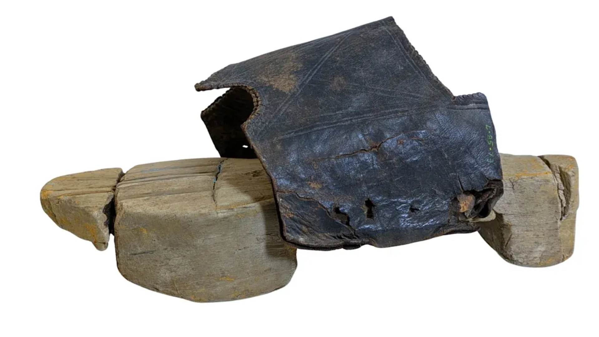 Cei mai vechi papuci de baie din lume, descoperiți de arheologi într-un ...
